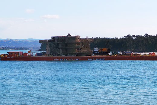 SunLive - Rena piece enters harbour - The Bay's News First