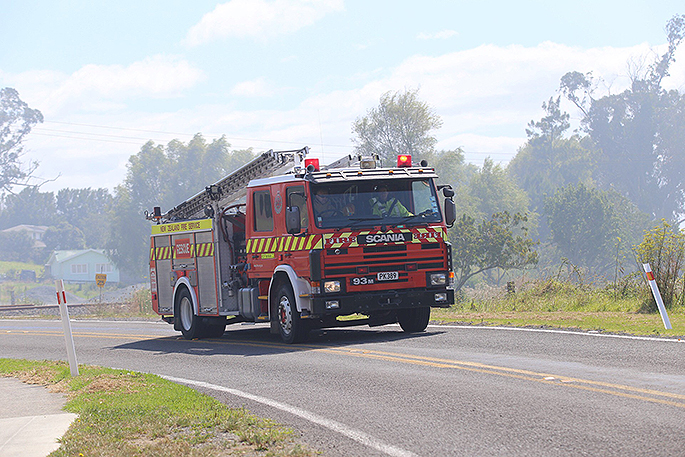 SunLive - Large scrub fire at Matapihi - The Bay's News First