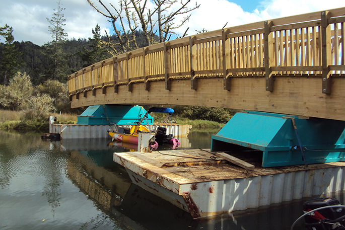 SunLive - Tairua footbridge now in place - The Bay's News First