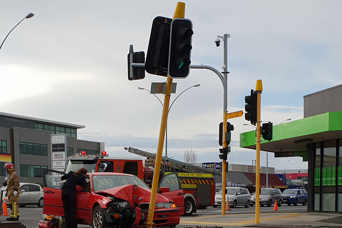 Sunlive Car Crashes Into Traffic Lights On Cameron Road The Bays