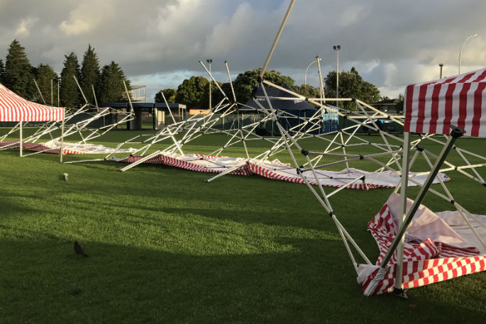 SunLive - Wind blows through Blake Park - The Bay's News First
