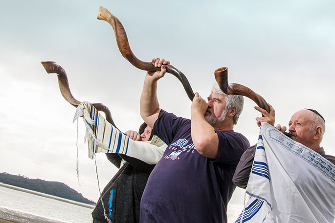 The Weekend Sun | Blowing of the shofars